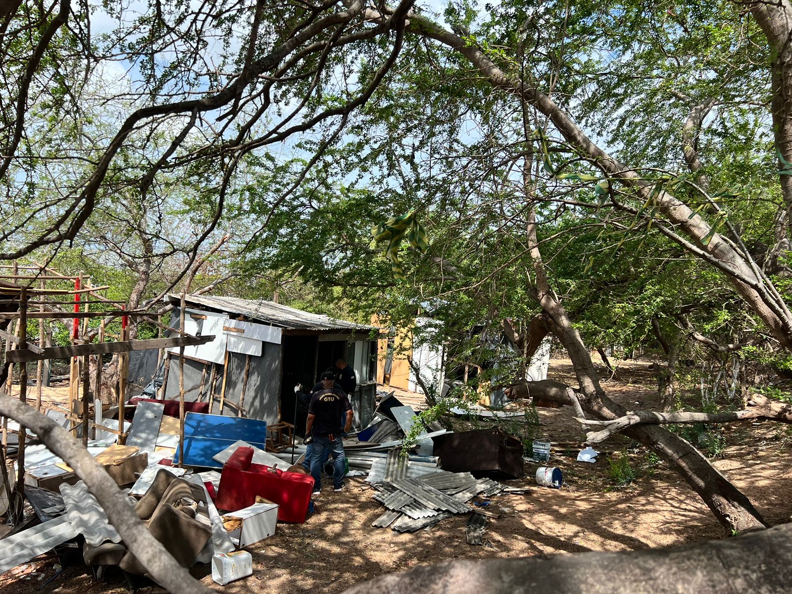 Barracos construídos em área de preservação são demolidos na Av ...