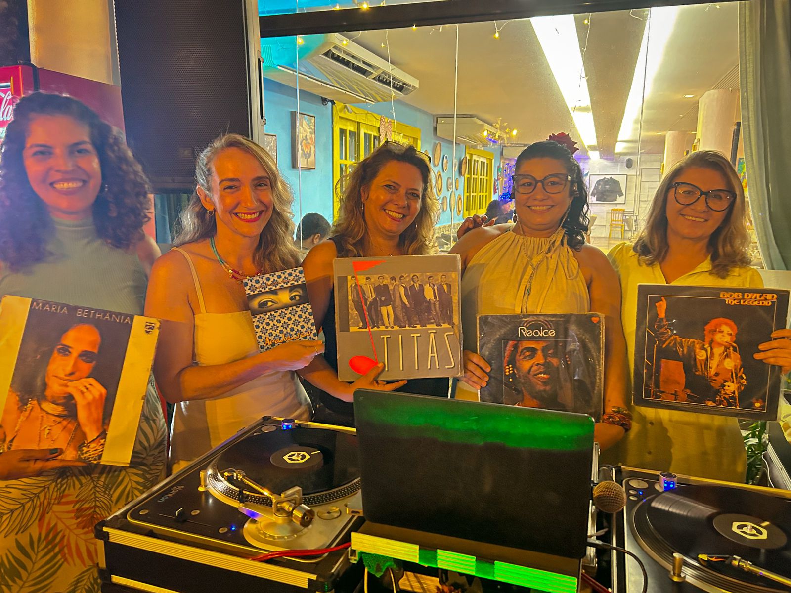 Vinil & Poesia especial para celebrar aniversário da DJ Vanessa Serra ...