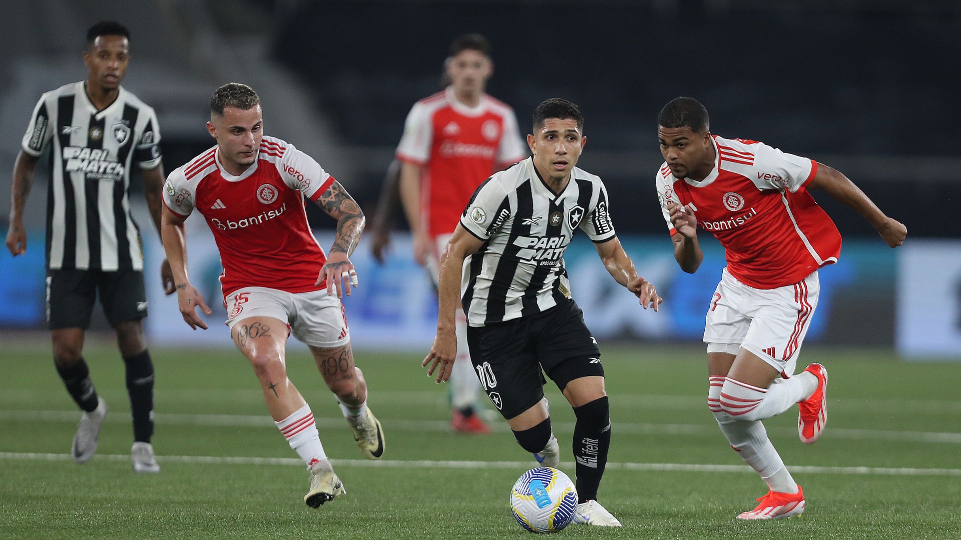 Botafogo visita o Inter para tentar garantir o título do Brasileiro ...